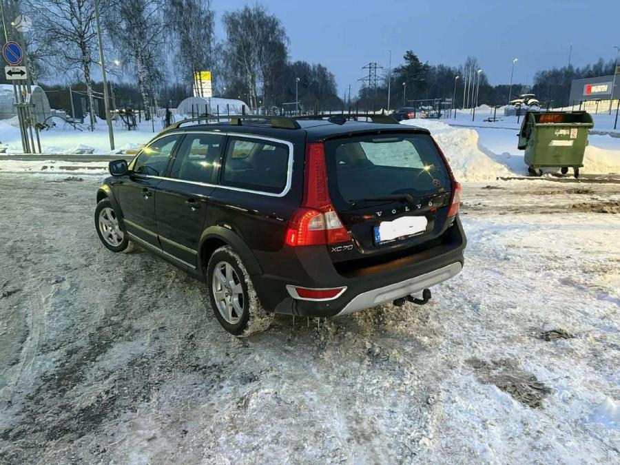 Black Volvo XC70 2009 in Utena, with an engine capacity of 2.40 L and mileage of 318 thousand km for 6200 €, photo 11 on AUTOMOTO.COM.LV