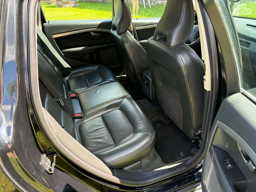 Black Volvo XC70 2009 in Utena, with an engine capacity of 2.40 L and mileage of 321 thousand km for 4900 €, photo 9 on AUTOMOTO.COM.LV