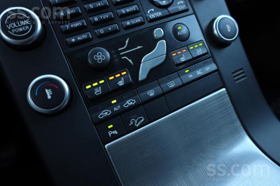 Black Volvo XC70 2009 in Riga, with an engine capacity of 2.40 L and mileage of 0 thousand km for 5200 €, photo 17 on AUTOMOTO.COM.LV