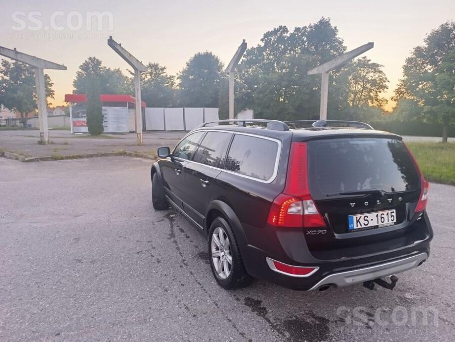 Melns Volvo XC70 2009 Liepāja, ar dzinēja tilpumu 2.40 L un nobraukumu 326 tūkst. km par 3500 €, foto 5 vietnē AUTOMOTO.COM.LV