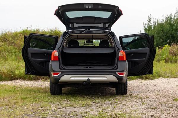 Black Volvo XC70 2009 in Riga, with an engine capacity of 2.40 L and mileage of 370 thousand km for 7495 €, photo 5 on AUTOMOTO.COM.LV