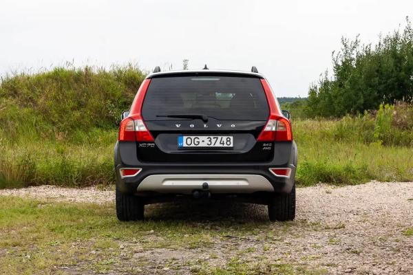 Black Volvo XC70 2009 in Riga, with an engine capacity of 2.40 L and mileage of 370 thousand km for 7495 €, photo 6 on AUTOMOTO.COM.LV