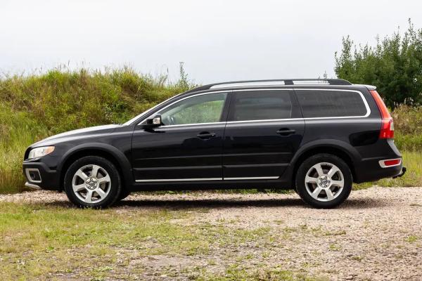 Black Volvo XC70 2009 in Riga, with an engine capacity of 2.40 L and mileage of 370 thousand km for 7495 €, photo 8 on AUTOMOTO.COM.LV