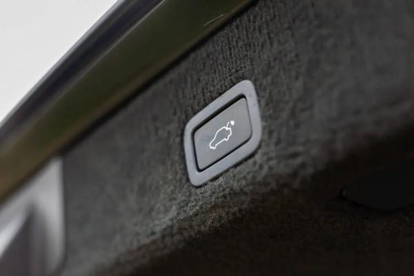Black Volvo XC70 2009 in Riga, with an engine capacity of 2.40 L and mileage of 370 thousand km for 7495 €, photo 9 on AUTOMOTO.COM.LV