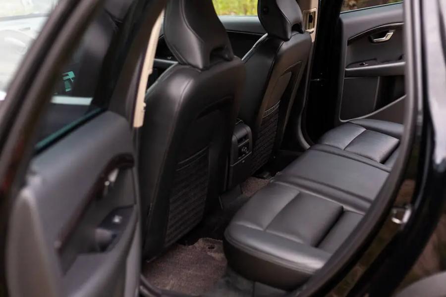 Melns Volvo XC70 2009 Rīga, ar dzinēja tilpumu 2.40 L un nobraukumu 370 tūkst. km par 7495 €, foto 13 vietnē AUTOMOTO.COM.LV
