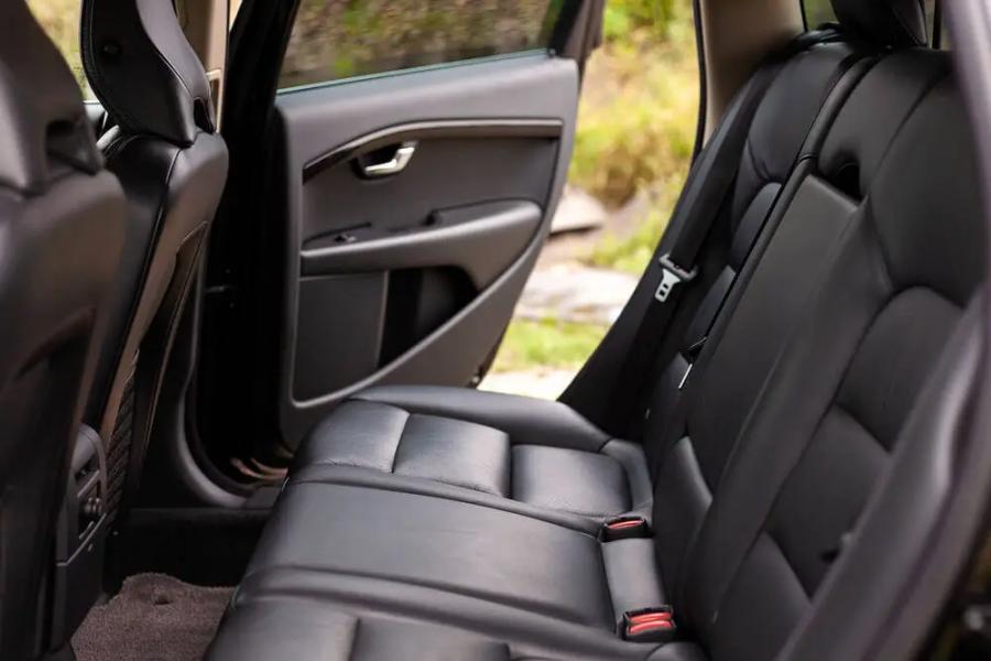 Melns Volvo XC70 2009 Rīga, ar dzinēja tilpumu 2.40 L un nobraukumu 370 tūkst. km par 7495 €, foto 14 vietnē AUTOMOTO.COM.LV