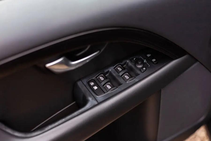 Melns Volvo XC70 2009 Rīga, ar dzinēja tilpumu 2.40 L un nobraukumu 370 tūkst. km par 7495 €, foto 20 vietnē AUTOMOTO.COM.LV