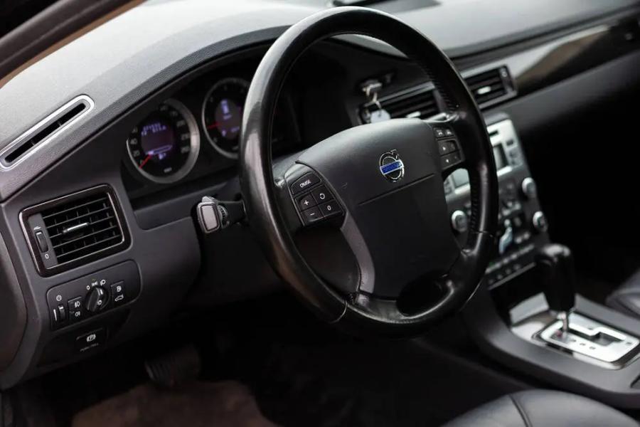 Melns Volvo XC70 2009 Rīga, ar dzinēja tilpumu 2.40 L un nobraukumu 370 tūkst. km par 7495 €, foto 23 vietnē AUTOMOTO.COM.LV