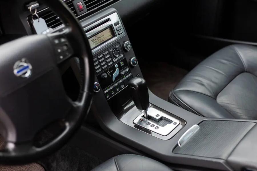 Melns Volvo XC70 2009 Rīga, ar dzinēja tilpumu 2.40 L un nobraukumu 370 tūkst. km par 7495 €, foto 24 vietnē AUTOMOTO.COM.LV