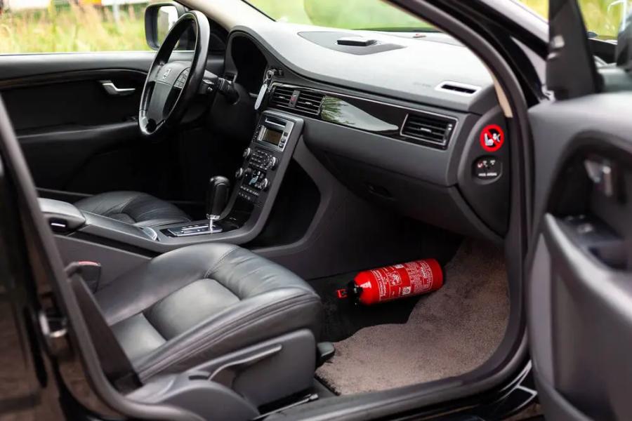 Melns Volvo XC70 2009 Rīga, ar dzinēja tilpumu 2.40 L un nobraukumu 370 tūkst. km par 7495 €, foto 26 vietnē AUTOMOTO.COM.LV