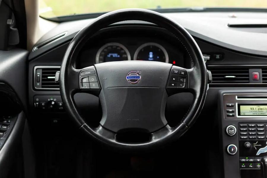 Melns Volvo XC70 2009 Rīga, ar dzinēja tilpumu 2.40 L un nobraukumu 370 tūkst. km par 7495 €, foto 28 vietnē AUTOMOTO.COM.LV