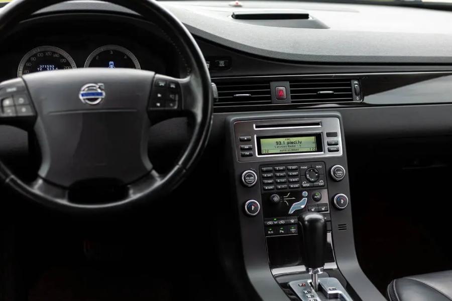 Melns Volvo XC70 2009 Rīga, ar dzinēja tilpumu 2.40 L un nobraukumu 370 tūkst. km par 7495 €, foto 29 vietnē AUTOMOTO.COM.LV