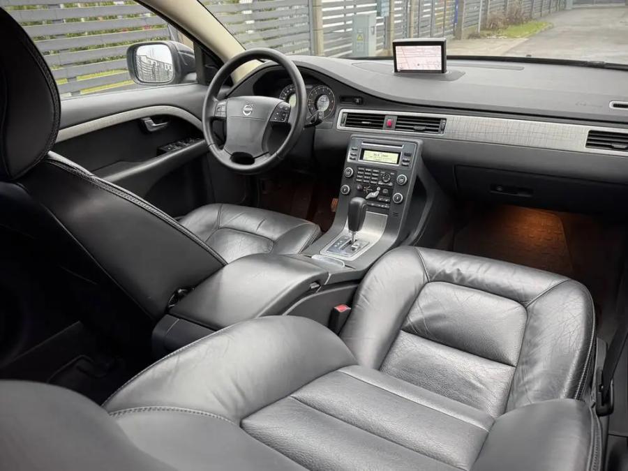Black Volvo XC70 2009 in Jelgava, with an engine capacity of 2.40 L and mileage of 276 thousand km for 7200 €, photo 15 on AUTOMOTO.COM.LV