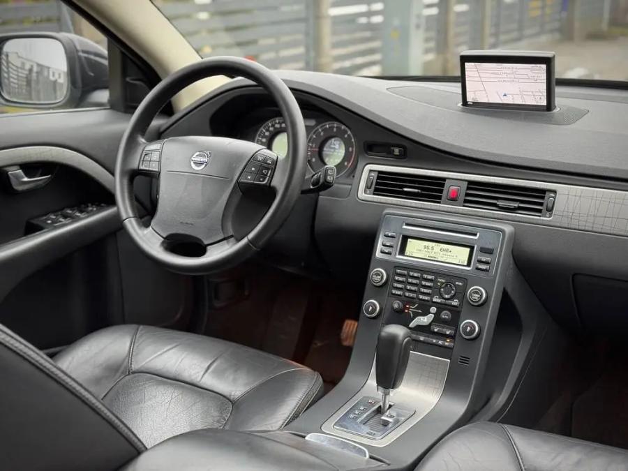 Black Volvo XC70 2009 in Jelgava, with an engine capacity of 2.40 L and mileage of 276 thousand km for 7200 €, photo 16 on AUTOMOTO.COM.LV