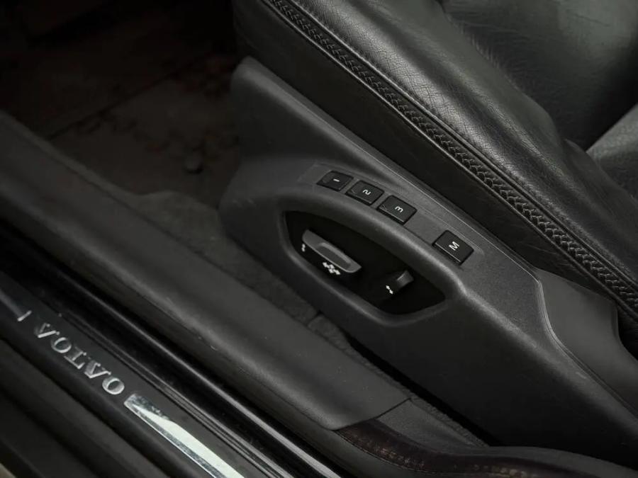 Black Volvo XC70 2009 in Jelgava, with an engine capacity of 2.40 L and mileage of 276 thousand km for 7200 €, photo 17 on AUTOMOTO.COM.LV