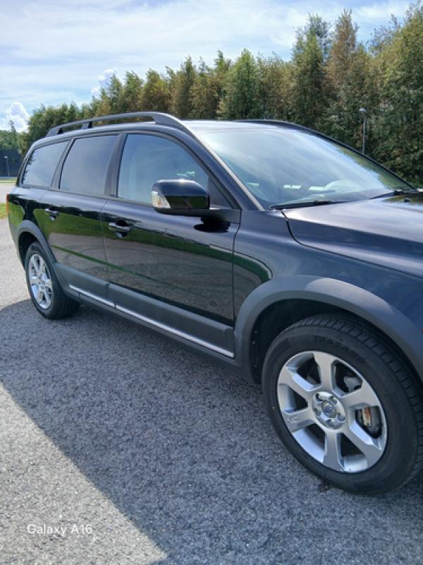 Melns Volvo XC70 2009 Pērnava, ar dzinēja tilpumu 2.40 L un nobraukumu 311 tūkst. km par 7000 €, foto 3 vietnē AUTOMOTO.COM.LV