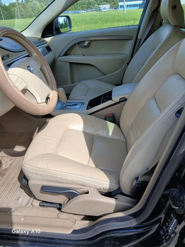 Melns Volvo XC70 2009 Pērnava, ar dzinēja tilpumu 2.40 L un nobraukumu 311 tūkst. km par 7000 €, foto 5 vietnē AUTOMOTO.COM.LV