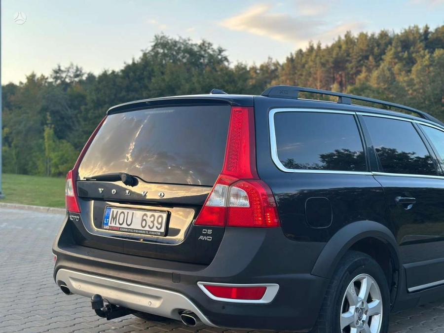 Black Volvo XC70 2009 in Nemencine, with an engine capacity of 2.40 L and mileage of 349 thousand km for 4100 €, photo 8 on AUTOMOTO.COM.LV