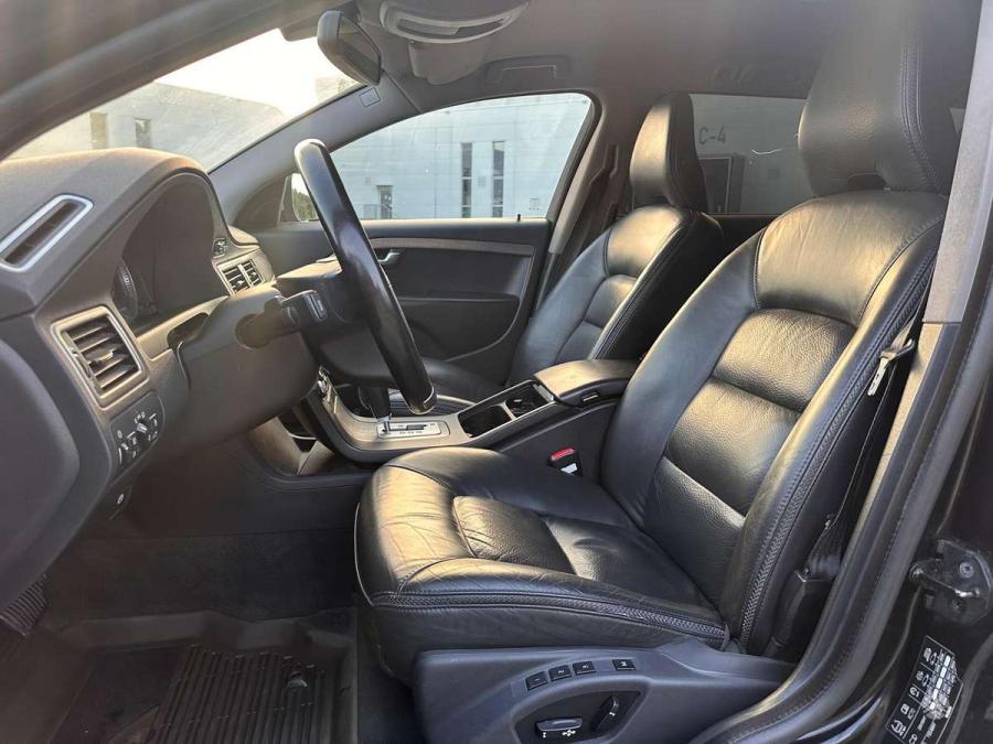 Black Volvo XC70 2009 in Nemencine, with an engine capacity of 2.40 L and mileage of 349 thousand km for 4100 €, photo 9 on AUTOMOTO.COM.LV