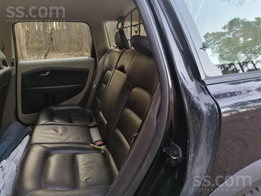Black Volvo XC70 2010 in Riga, with an engine capacity of 2.40 L and mileage of 632 thousand km for 3200 €, photo 9 on AUTOMOTO.COM.LV