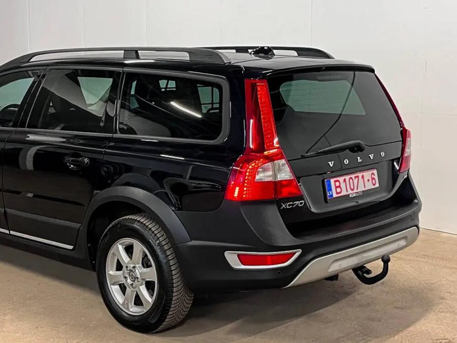 Black Volvo XC70 2010 in Jurmala, with an engine capacity of 2.40 L and mileage of 414 thousand km for 6995 €, photo 7 on AUTOMOTO.COM.LV