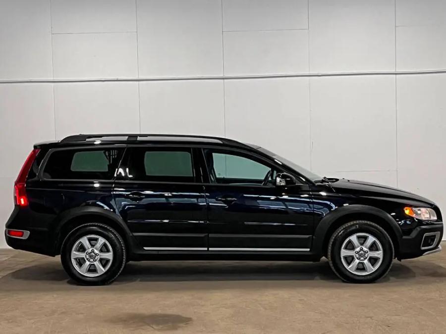 Black Volvo XC70 2010 in Jurmala, with an engine capacity of 2.40 L and mileage of 414 thousand km for 6995 €, photo 8 on AUTOMOTO.COM.LV