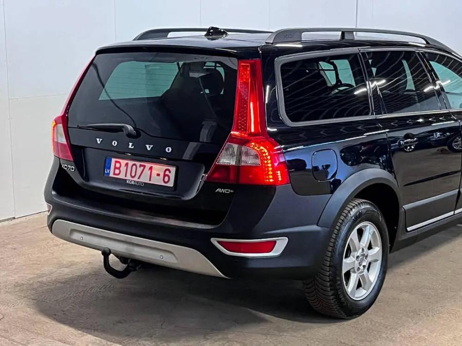 Black Volvo XC70 2010 in Jurmala, with an engine capacity of 2.40 L and mileage of 414 thousand km for 6995 €, photo 10 on AUTOMOTO.COM.LV