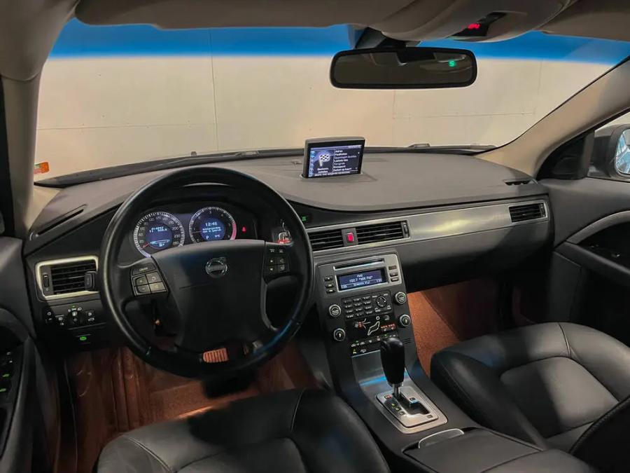 Black Volvo XC70 2010 in Jurmala, with an engine capacity of 2.40 L and mileage of 414 thousand km for 6995 €, photo 14 on AUTOMOTO.COM.LV