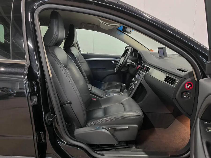 Black Volvo XC70 2010 in Jurmala, with an engine capacity of 2.40 L and mileage of 414 thousand km for 6995 €, photo 17 on AUTOMOTO.COM.LV