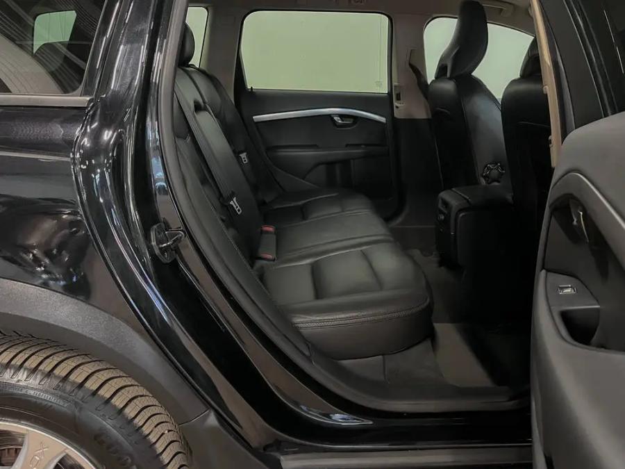 Black Volvo XC70 2010 in Jurmala, with an engine capacity of 2.40 L and mileage of 414 thousand km for 6995 €, photo 19 on AUTOMOTO.COM.LV