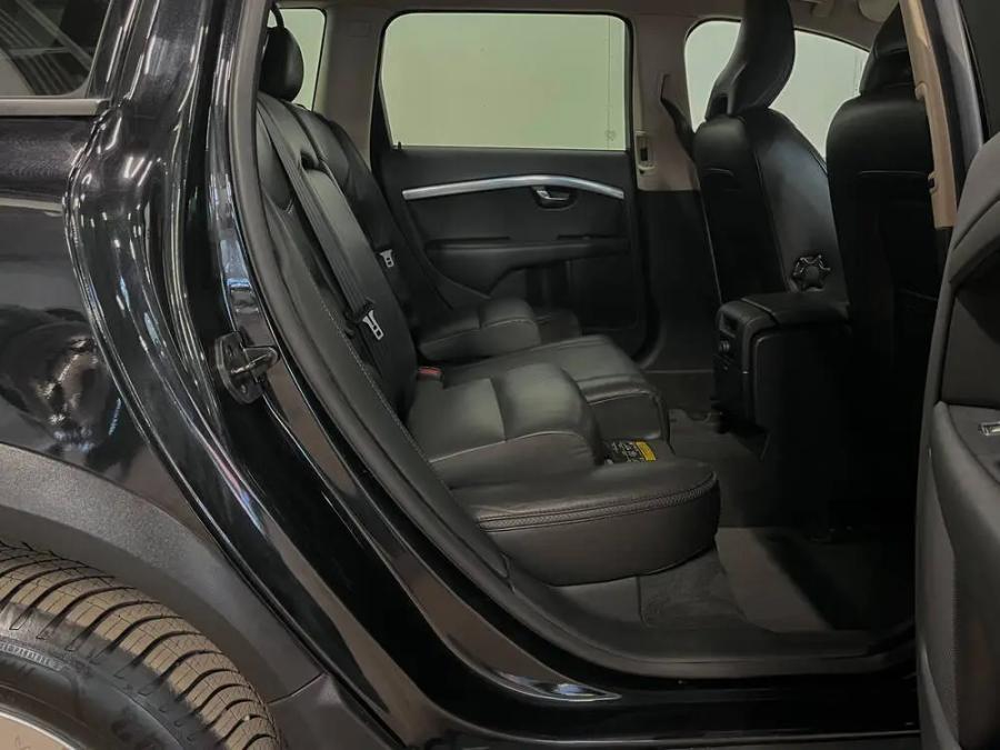 Black Volvo XC70 2010 in Jurmala, with an engine capacity of 2.40 L and mileage of 414 thousand km for 6995 €, photo 20 on AUTOMOTO.COM.LV