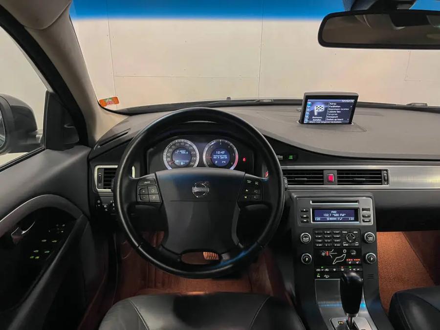 Black Volvo XC70 2010 in Jurmala, with an engine capacity of 2.40 L and mileage of 414 thousand km for 6995 €, photo 21 on AUTOMOTO.COM.LV