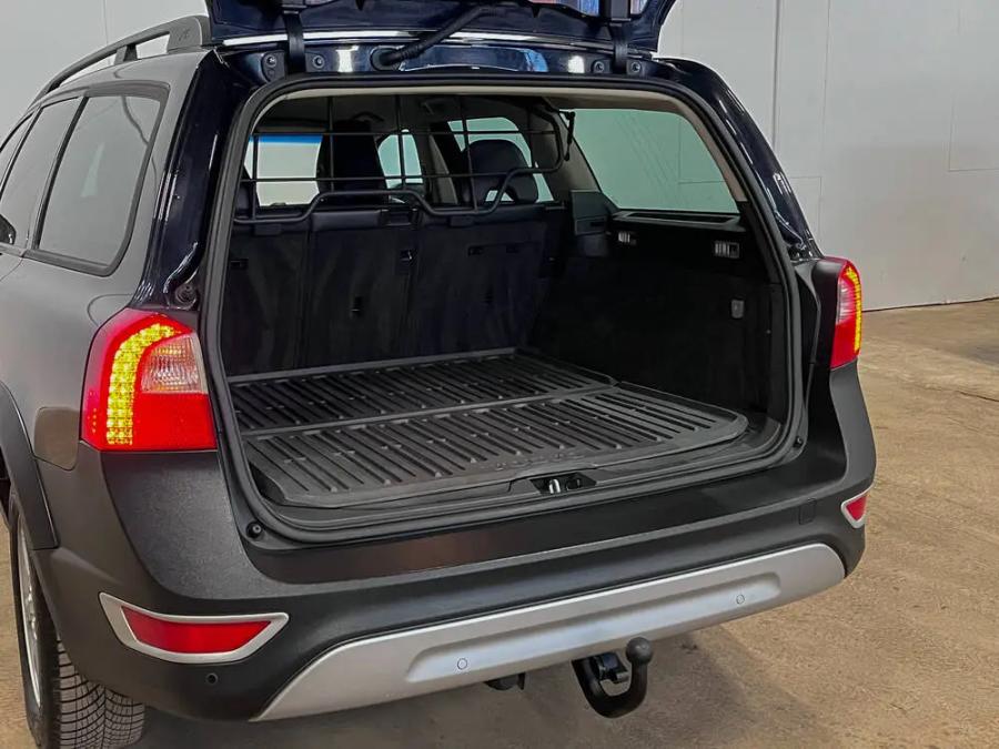 Black Volvo XC70 2010 in Jurmala, with an engine capacity of 2.40 L and mileage of 414 thousand km for 6995 €, photo 28 on AUTOMOTO.COM.LV