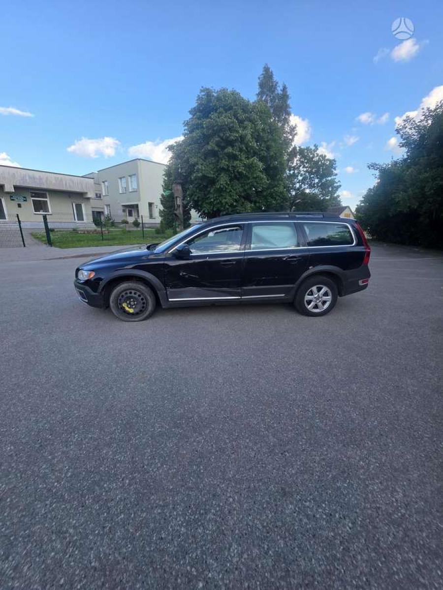 Black Volvo XC70 2010 in Svencionys, with an engine capacity of 2.40 L and mileage of 242 thousand km for 4100 €, photo 7 on AUTOMOTO.COM.LV