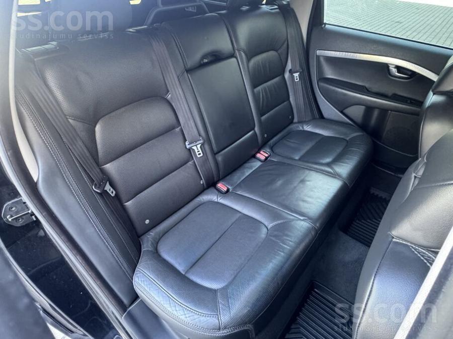 Melns Volvo XC70 2010 Jelgava, ar dzinēja tilpumu 2.40 L un nobraukumu 268 tūkst. km par 7990 €, foto 19 vietnē AUTOMOTO.COM.LV