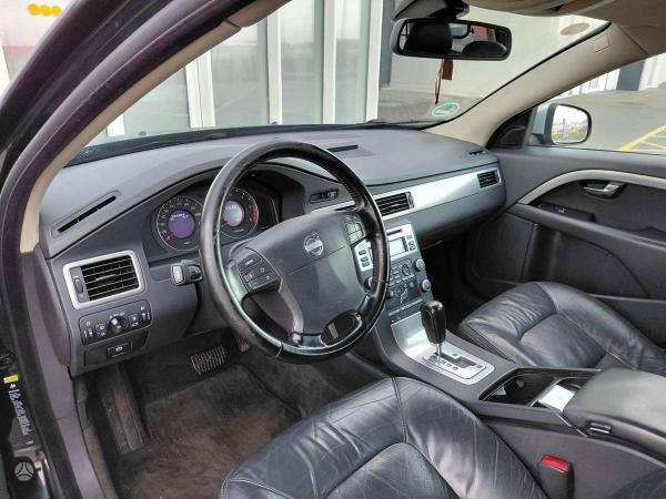Black Volvo XC70 2010 in Vilnius, with an engine capacity of 2.40 L and mileage of 294 thousand km for 3500 €, photo 7 on AUTOMOTO.COM.LV