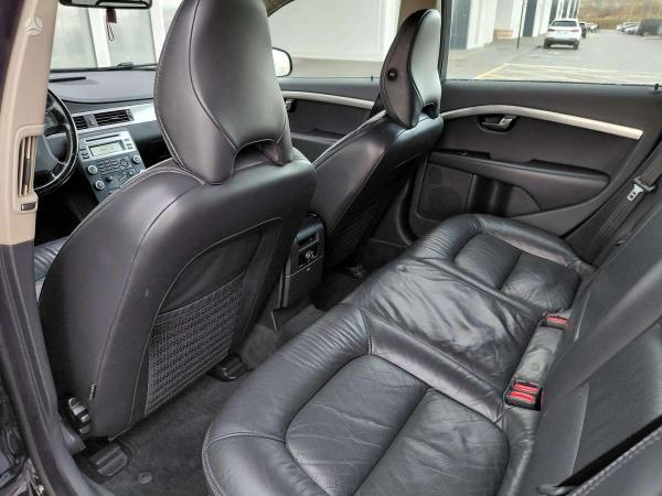 Black Volvo XC70 2010 in Vilnius, with an engine capacity of 2.40 L and mileage of 294 thousand km for 3500 €, photo 9 on AUTOMOTO.COM.LV