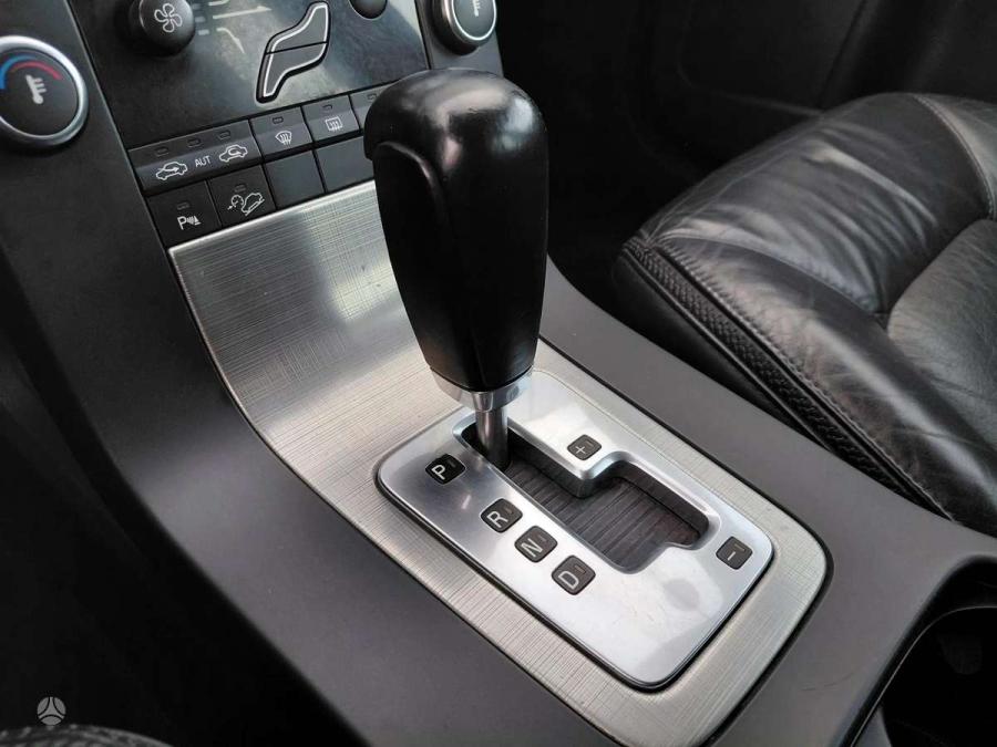 Melns Volvo XC70 2010 Viļņa, ar dzinēja tilpumu 2.40 L un nobraukumu 294 tūkst. km par 3500 €, foto 15 vietnē AUTOMOTO.COM.LV