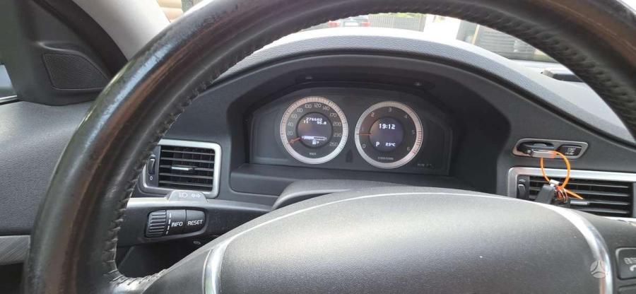Melns Volvo XC70 2010 Viļņa, ar dzinēja tilpumu 2.40 L un nobraukumu 277 tūkst. km par 7300 €, foto 23 vietnē AUTOMOTO.COM.LV