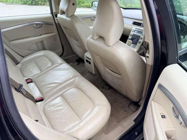 Black Volvo XC70 2010 in Silale, with an engine capacity of 2.40 L and mileage of 190 thousand km for 2600 €, photo 8 on AUTOMOTO.COM.LV
