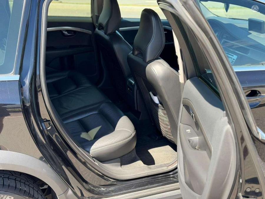 Black Volvo XC70 2010 in Klaipeda, with an engine capacity of 2.00 L and mileage of 293 thousand km for 6000 €, photo 8 on AUTOMOTO.COM.LV