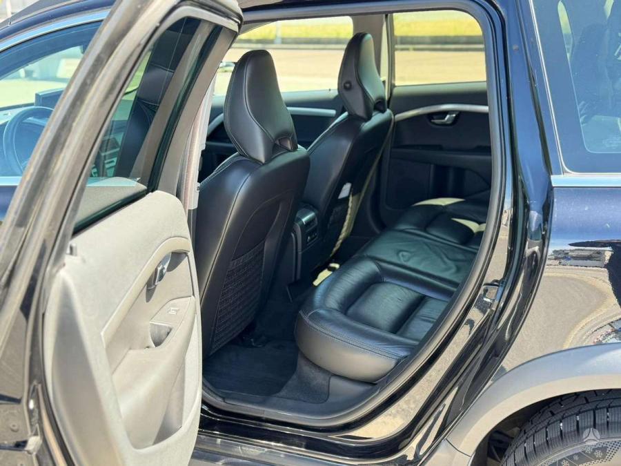 Black Volvo XC70 2010 in Klaipeda, with an engine capacity of 2.00 L and mileage of 293 thousand km for 6000 €, photo 12 on AUTOMOTO.COM.LV