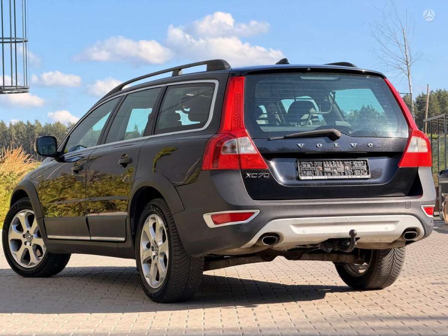 Black Volvo XC70 2010 in Vilnius, with an engine capacity of 2.40 L and mileage of 280 thousand km for 8300 €, photo 5 on AUTOMOTO.COM.LV