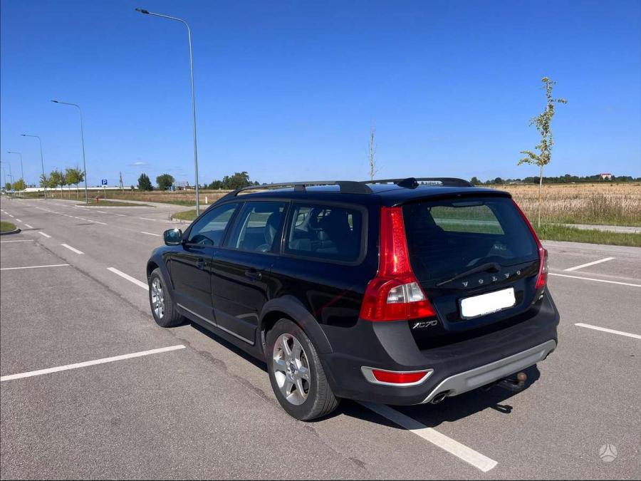 Black Volvo XC70 2010 in Marijampole, with an engine capacity of 2.40 L and mileage of 321 thousand km for 5200 €, photo 4 on AUTOMOTO.COM.LV