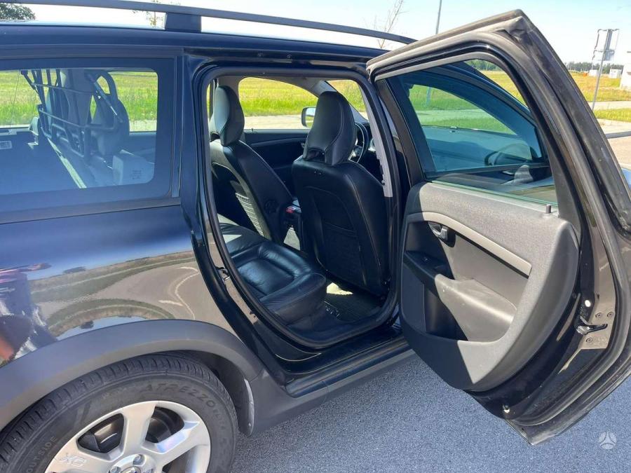 Black Volvo XC70 2010 in Marijampole, with an engine capacity of 2.40 L and mileage of 321 thousand km for 5200 €, photo 8 on AUTOMOTO.COM.LV