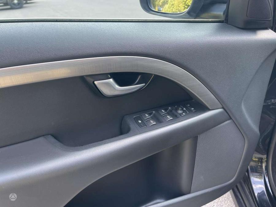 Black Volvo XC70 2010 in Kaunas, with an engine capacity of 1.98 L and mileage of 293 thousand km for 6250 €, photo 18 on AUTOMOTO.COM.LV