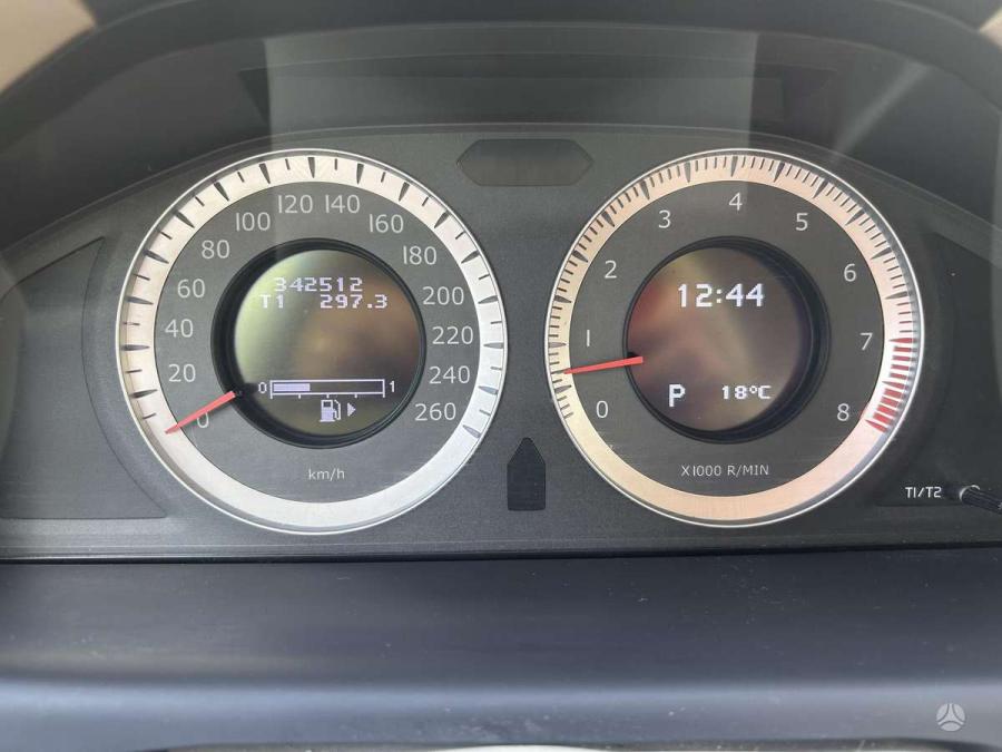Melns Volvo XC70 2010 Viļņa, ar dzinēja tilpumu 3.19 L un nobraukumu 340 tūkst. km par 6500 €, foto 12 vietnē AUTOMOTO.COM.LV