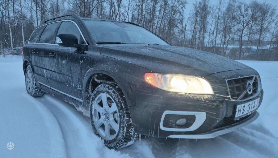 Black Volvo XC70 2011 in Utena, with an engine capacity of 2.40 L and mileage of 291 thousand km for 8250 €, photo 5 on AUTOMOTO.COM.LV