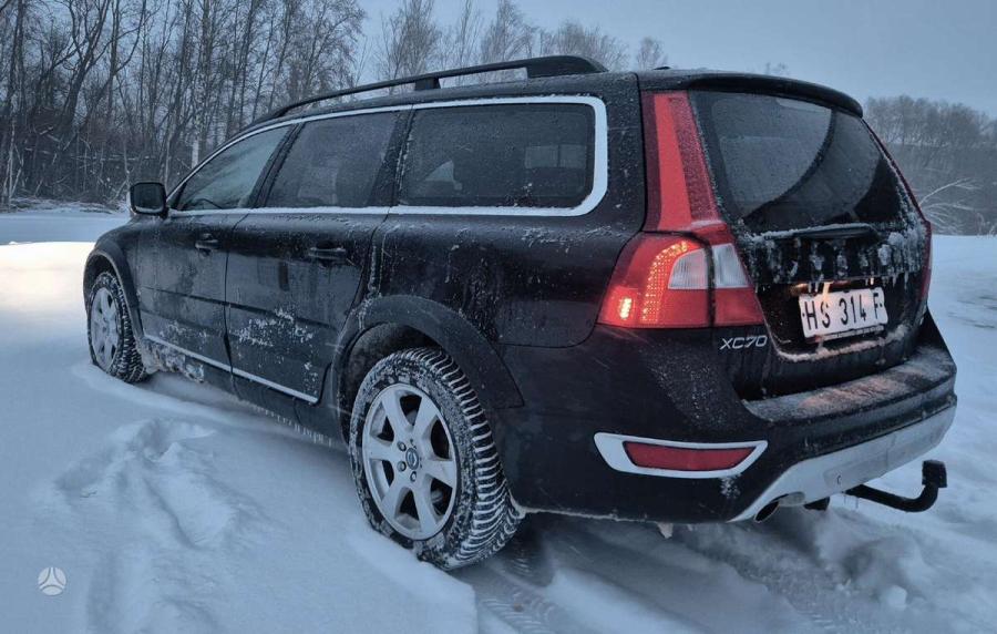 Black Volvo XC70 2011 in Utena, with an engine capacity of 2.40 L and mileage of 291 thousand km for 8250 €, photo 7 on AUTOMOTO.COM.LV