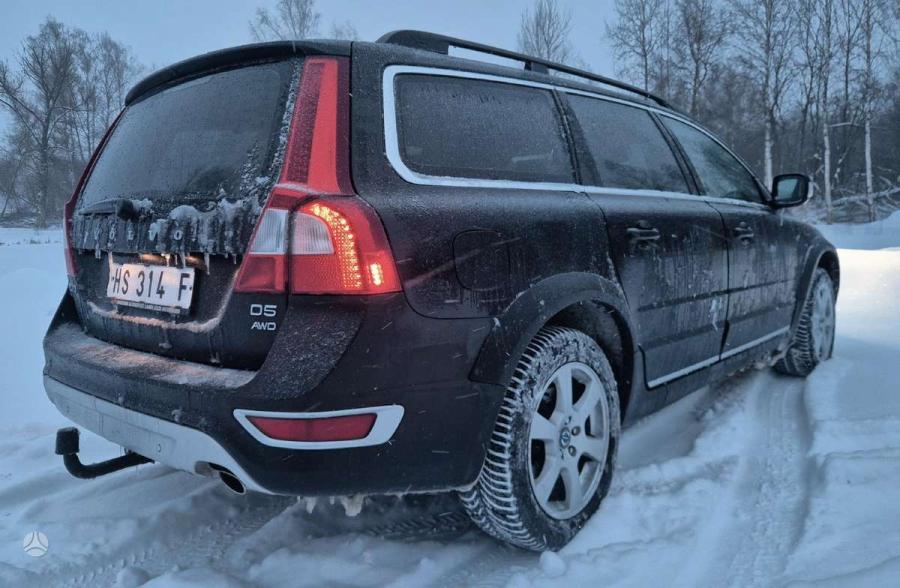 Black Volvo XC70 2011 in Utena, with an engine capacity of 2.40 L and mileage of 291 thousand km for 8250 €, photo 9 on AUTOMOTO.COM.LV